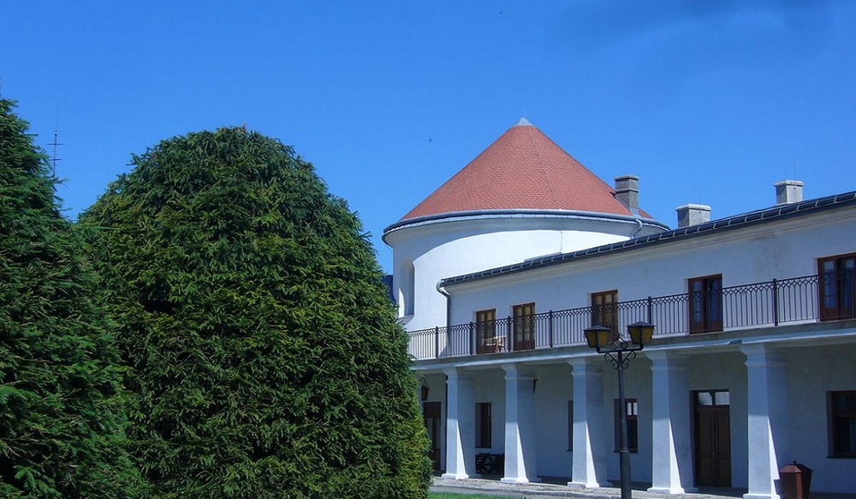 Ośrodek wypoczynkowy Zamek w Lesku (cena, opinie, zdjęcia) Podkarpackie ...